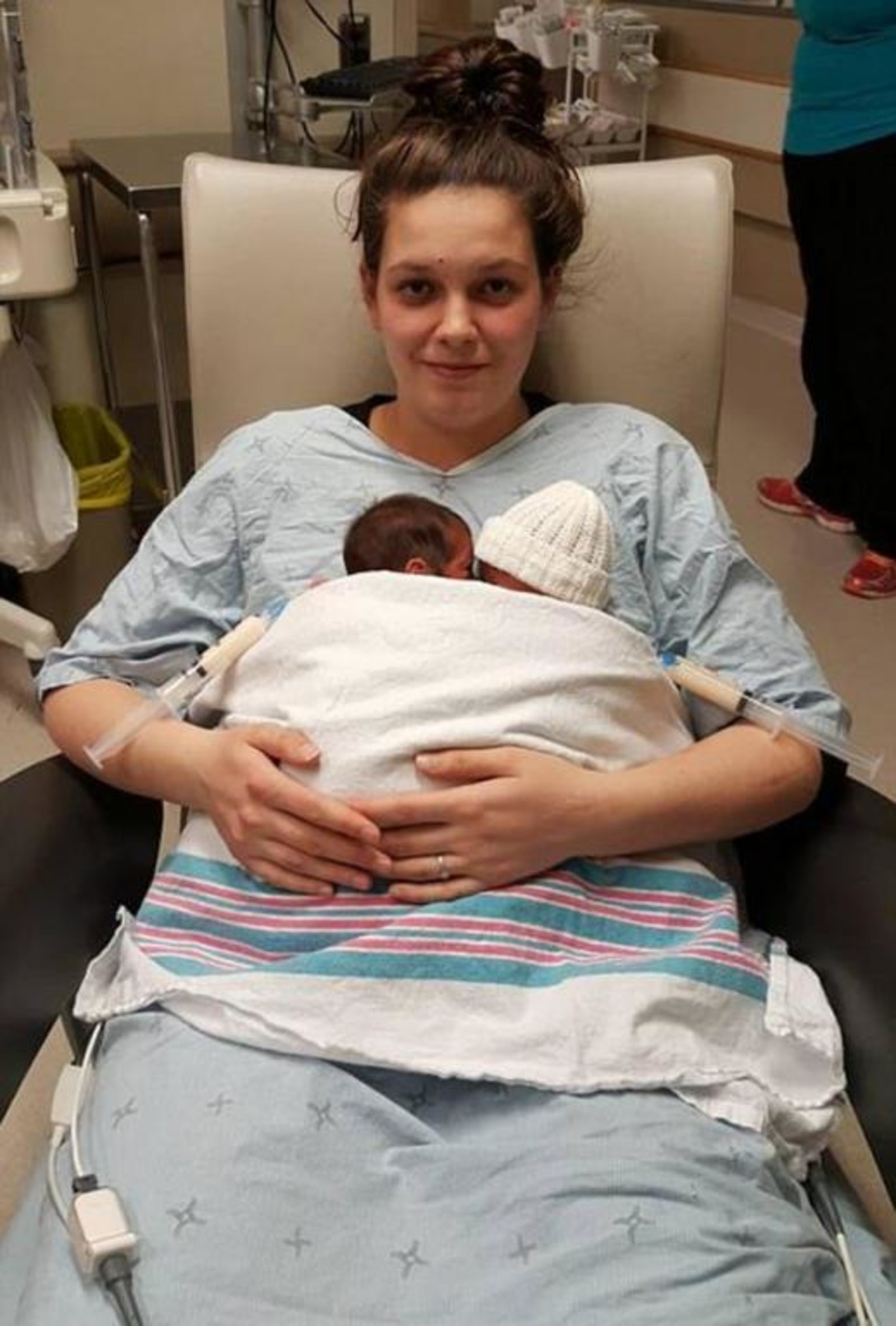 غلبها النعاس وهي تطعم طفلاً حديث الولادة... فماذا حصل؟ | مجلة سيدتي