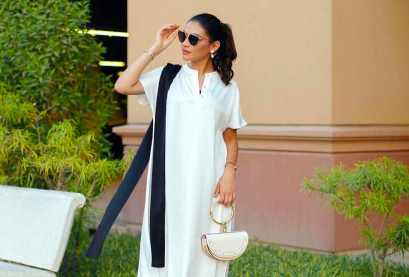 شوق الهادي تختار حقائب تزيد من أناقة إطلالاتها | مجلة سيدتي