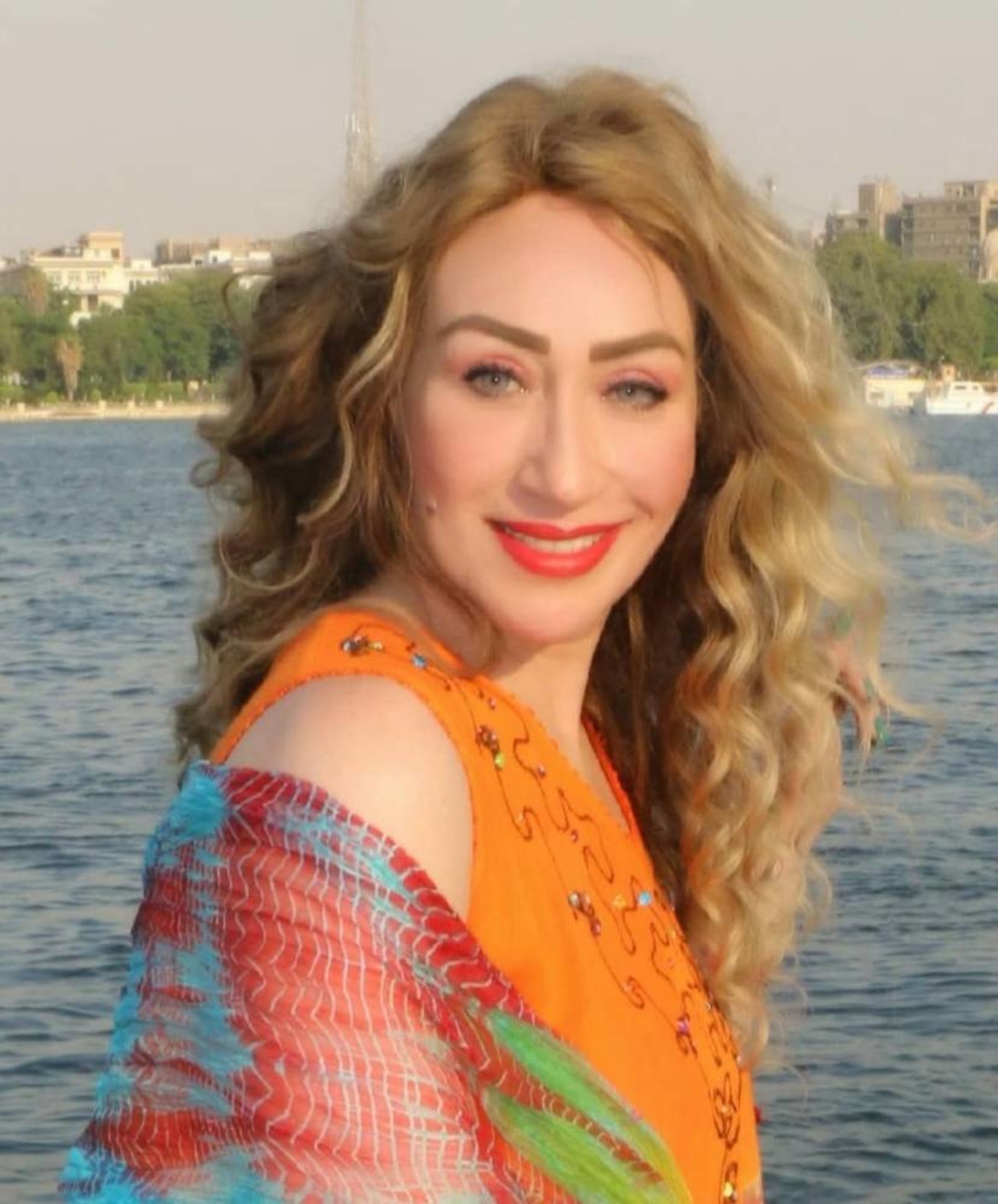 إيناس مكي توضح سبب غيابها عن التمثيل ودور شقيقها أحمد مكي في حياتها ...