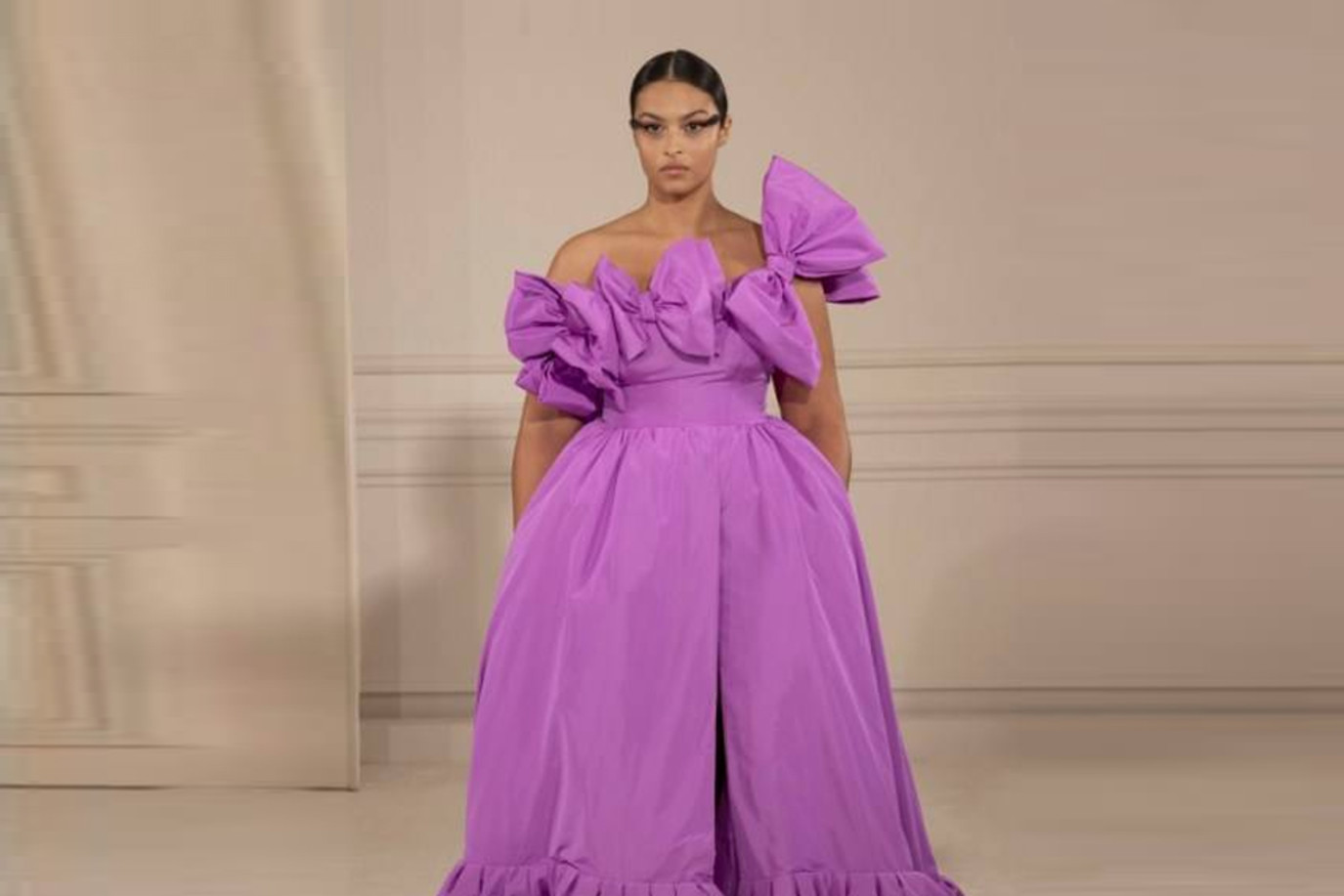 فساتين خطوبة مزينة بالفيونكات 2022 | مجلة سيدتي