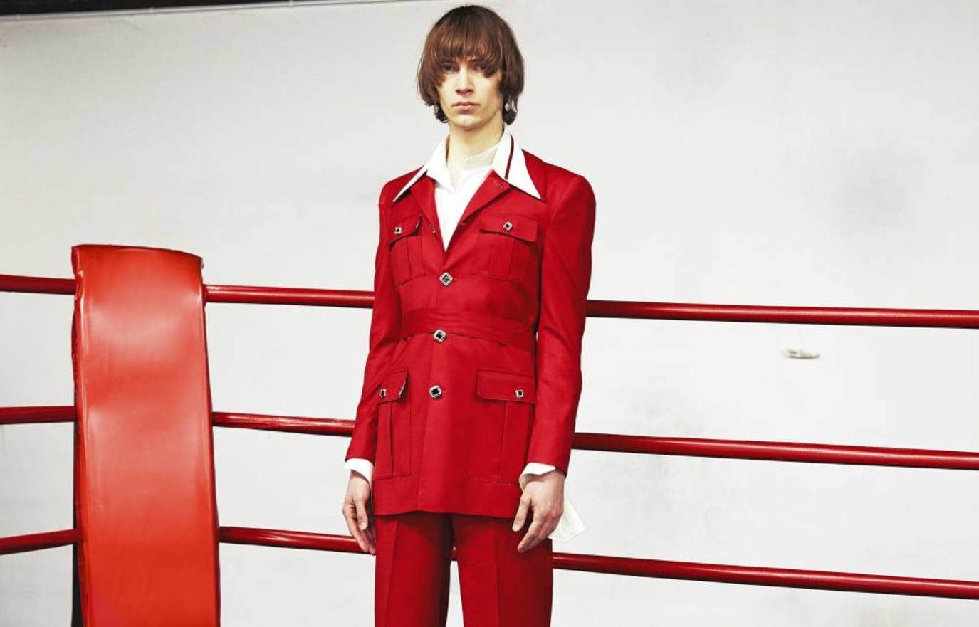 للرجل... هل تجرؤ على ارتداء السروال الأحمر؟ | مجلة سيدتي