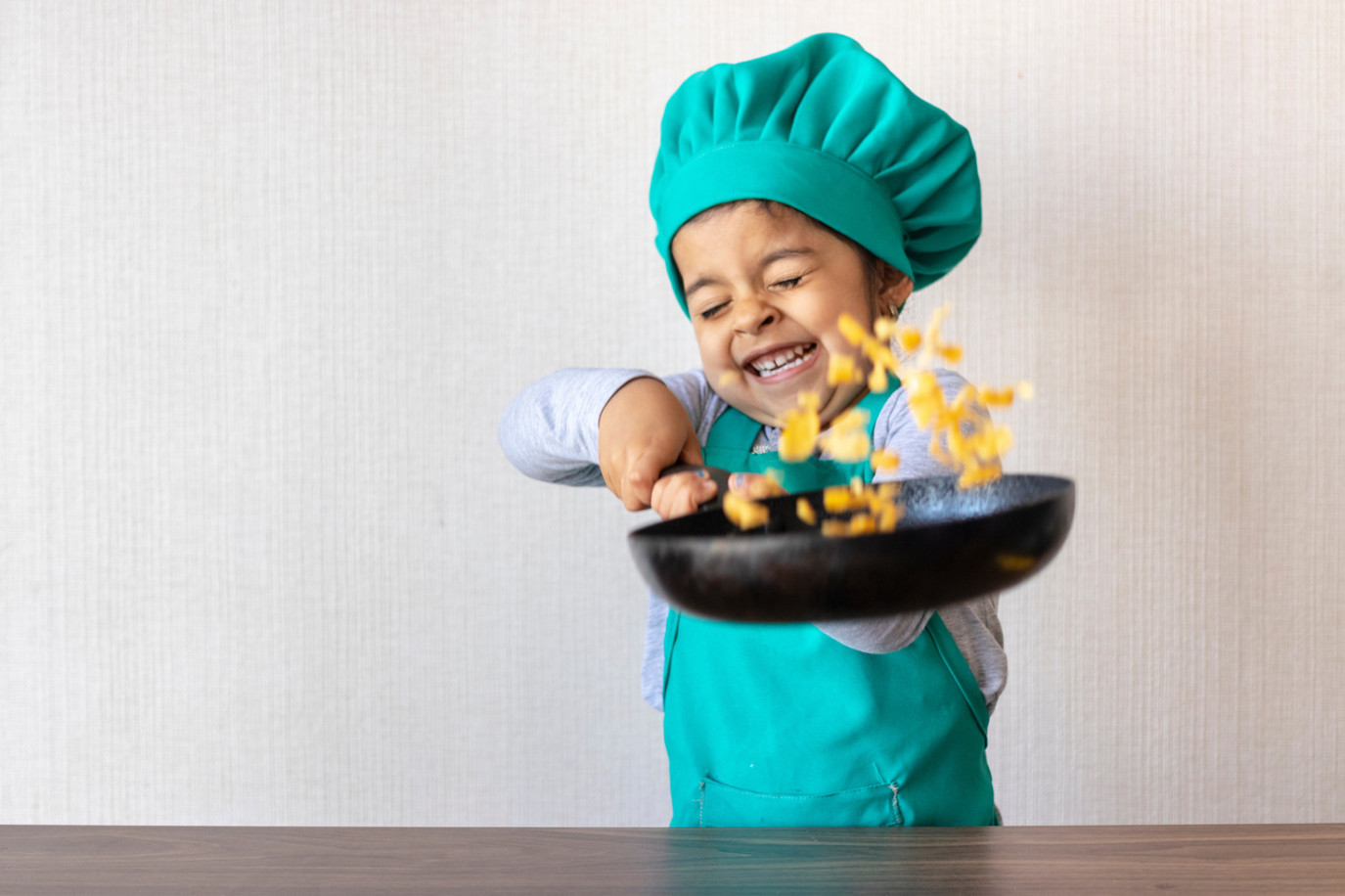 لماذا يجب أن تعلمي أطفالك الطبخ؟ | مجلة سيدتي