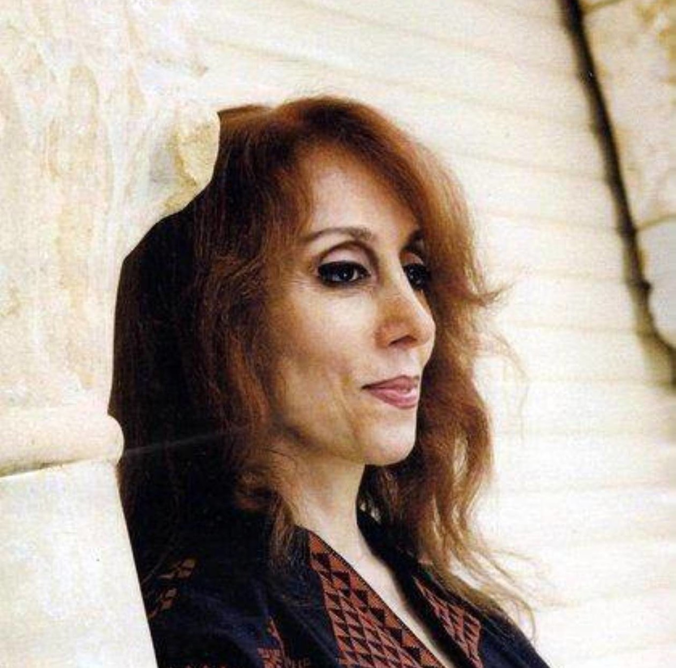 شاهد أحدث صورة للسيدة فيروز بهاتف ابنتها ريما | مجلة سيدتي