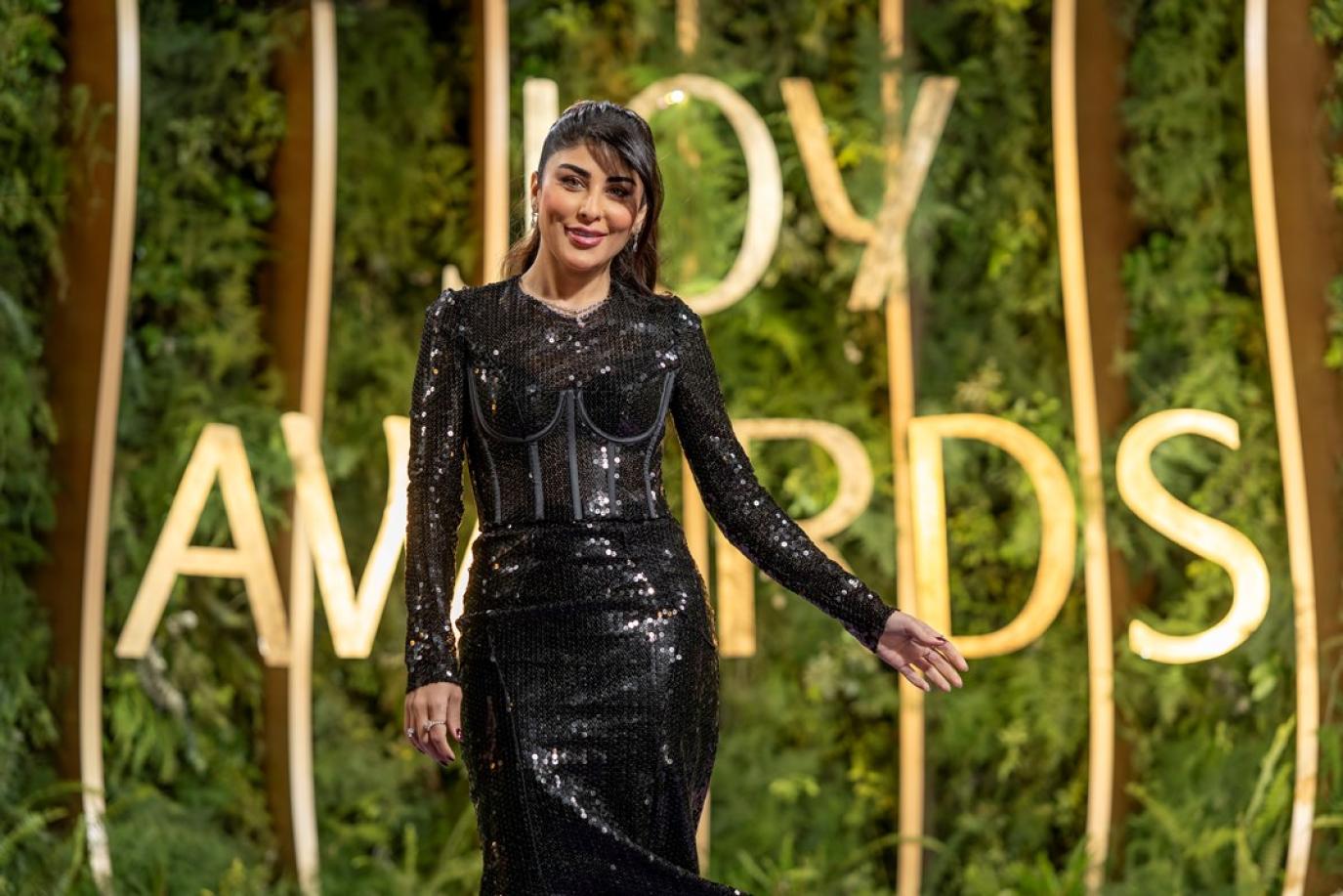 Joy Awards 2024: إطلالات النجمات مستوحاة من الأحجار الكريمة والترتر ...