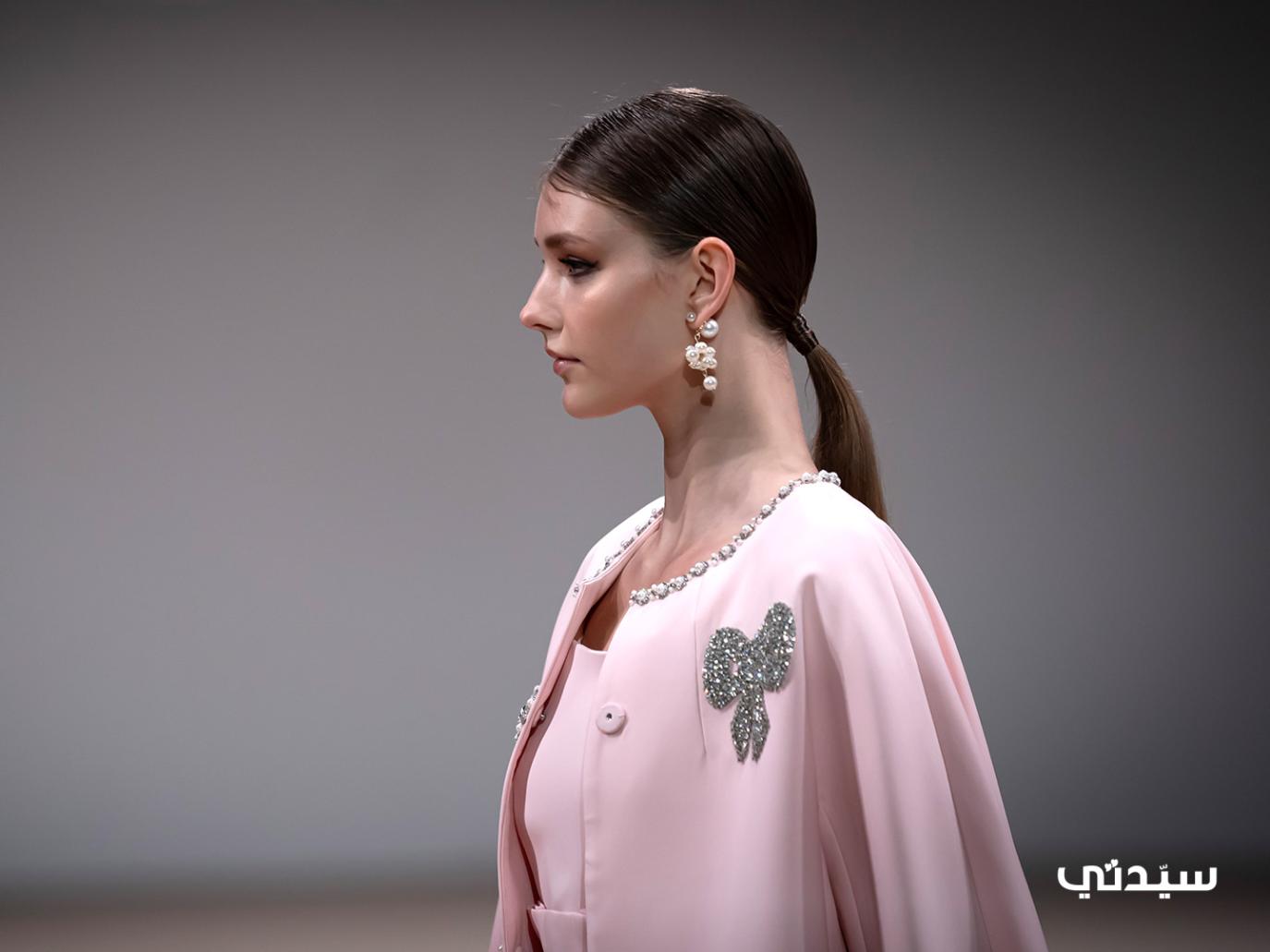 أجدد تسريحات شعر مرفوعة بسيطة ليوم الحب بلمسات أنثوية راقية | مجلة سيدتي