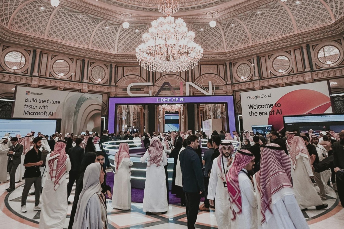 لقاءات خاصة لسيدتي من القمة العالمية للذكاء الاصطناعي | مجلة سيدتي