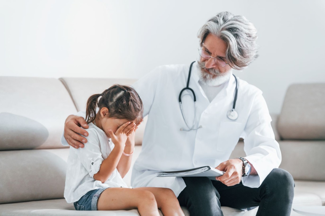 متى يجب اصطحاب الطفل إلى الطبيب النفسي؟ علامات تدلك على القرار الصحيح ...