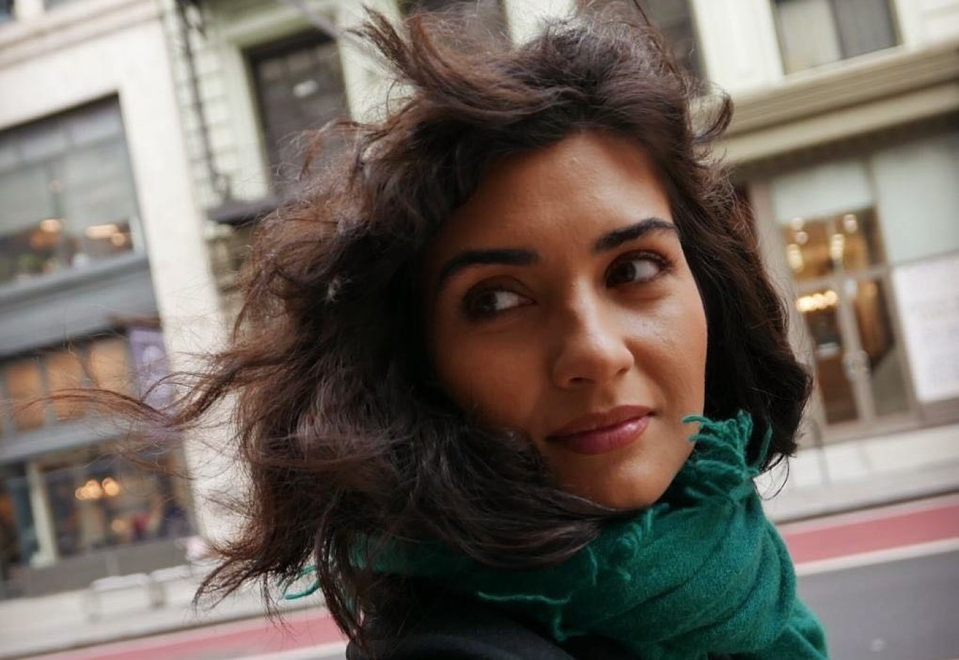 توبا بويكستون ترقص مع ابنتيها في شوارع باريس وتقضي معهما أجمل الأوقات ...