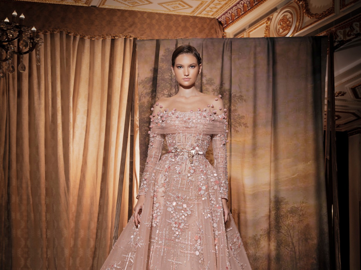 فساتين السهرة الأكثر بحثاً في 2024.. الياقات العالية والمخمل الأبرز ...