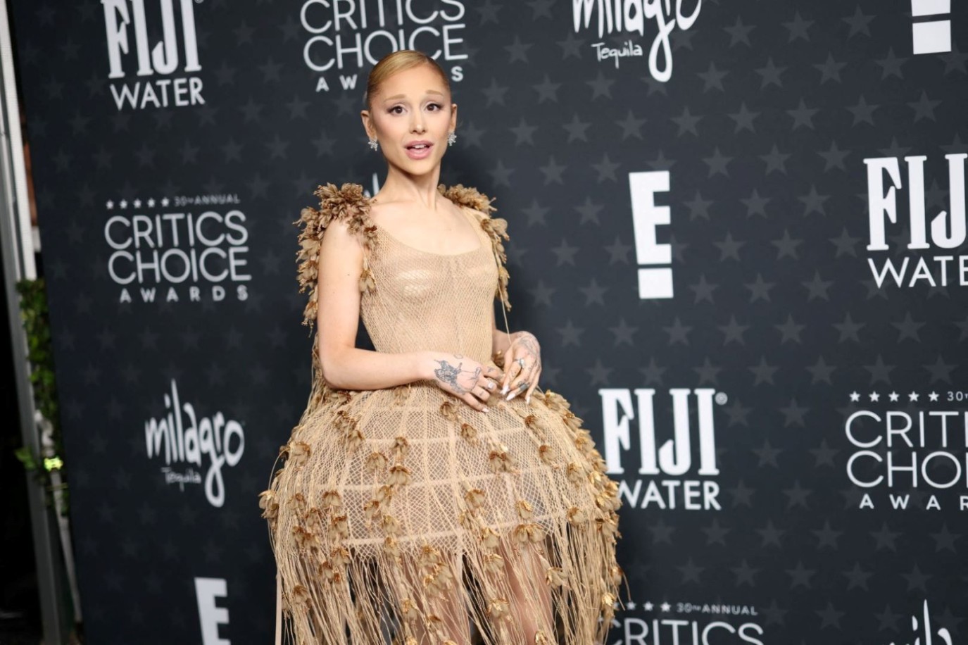 ظهور مميز لـ أندرو سكوت وأريانا غراندي بحفل توزيع جوائز اختيار النقاد 2025 | مجلة سيدتي