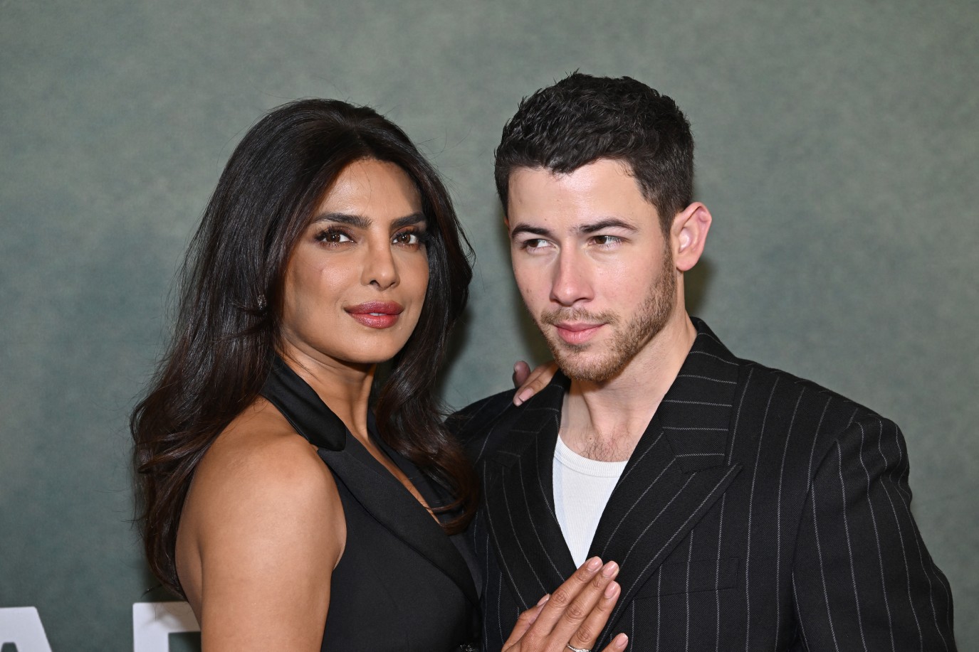 الإخوة جوناس وبريانكا تشوبرا في عرض مسرحية The Last Five Years | مجلة سيدتي