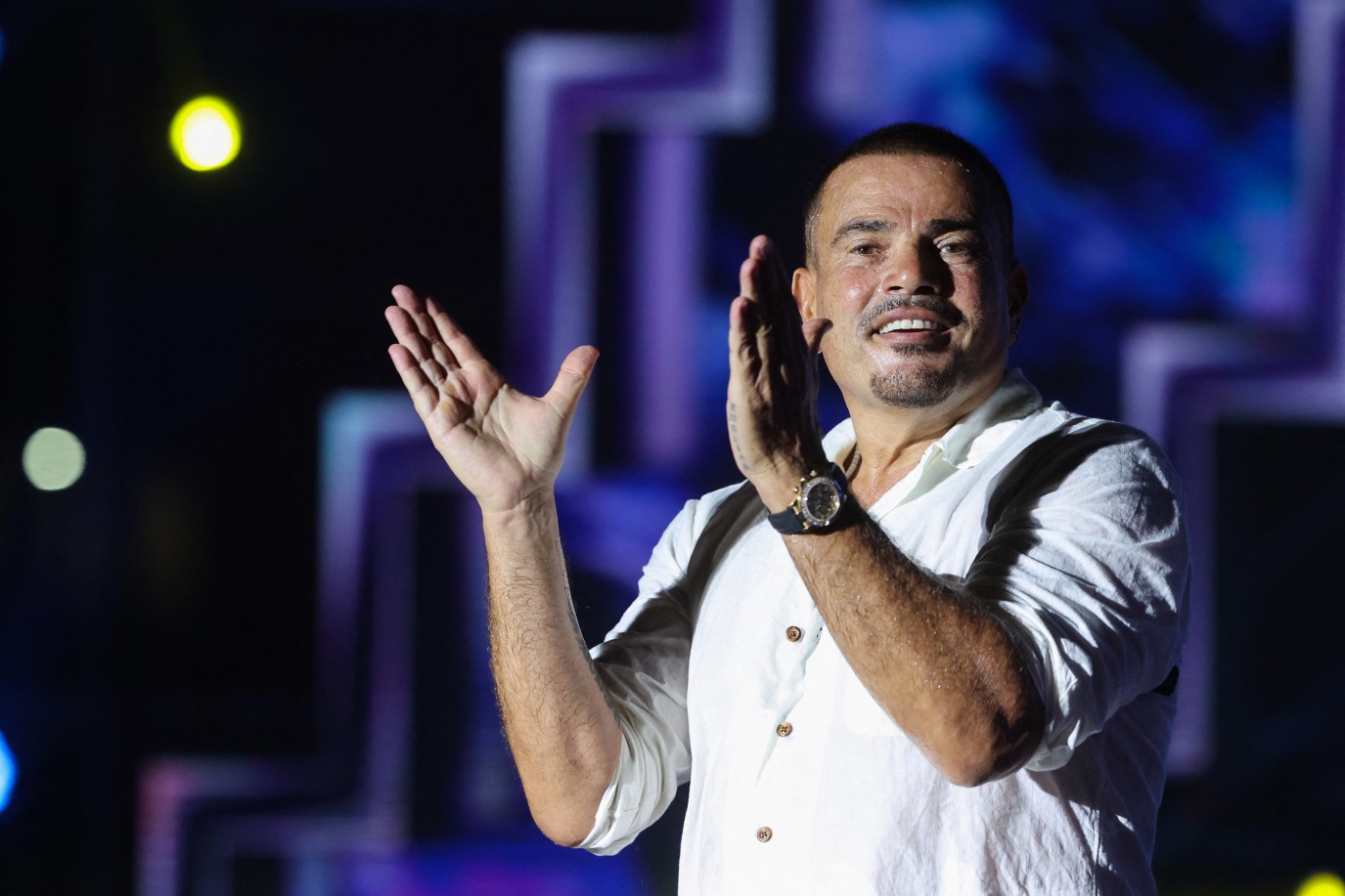 عمرو دياب يقدم أغاني ألبوم ابتدينا لأول مرة في جدة | مجلة سيدتي