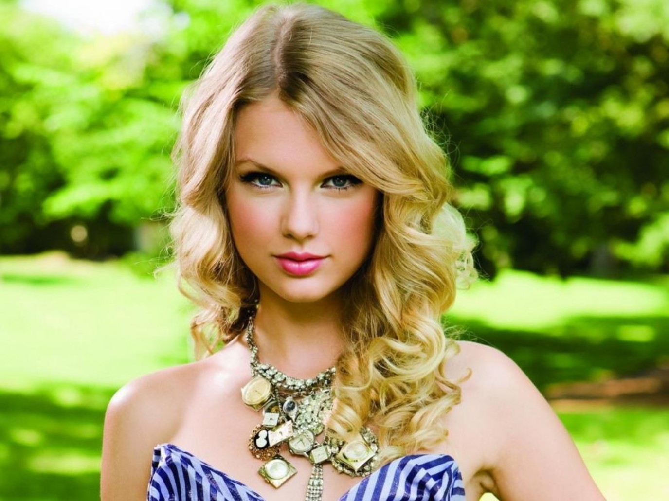 5 مستحضرات لمكياج الجميلة Taylor Swift! | مجلة سيدتي