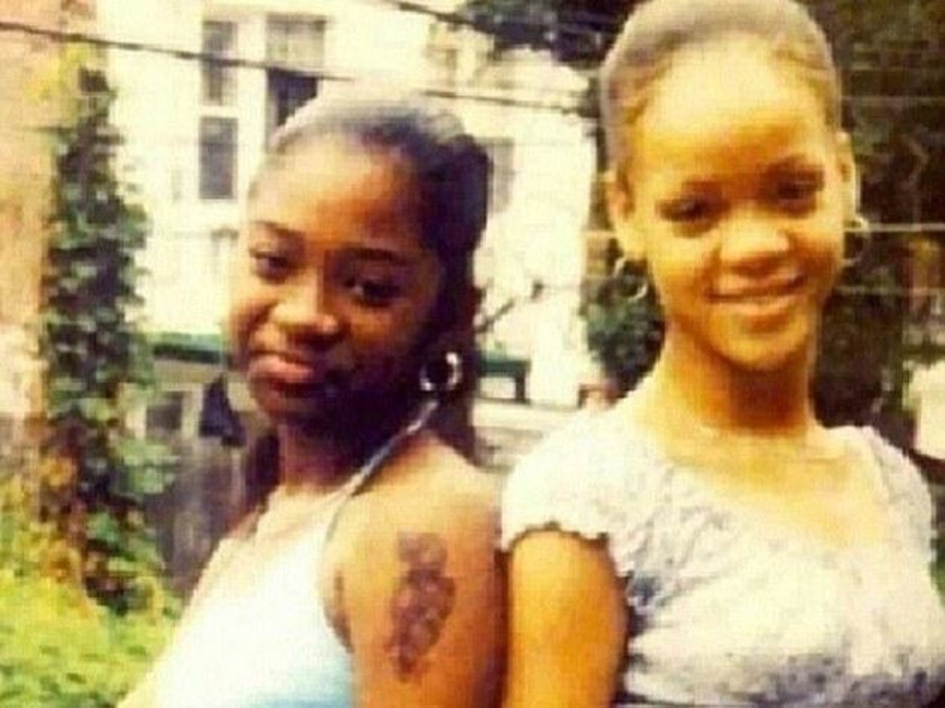 صورة بريئة نادرة لـ Rihanna | مجلة سيدتي