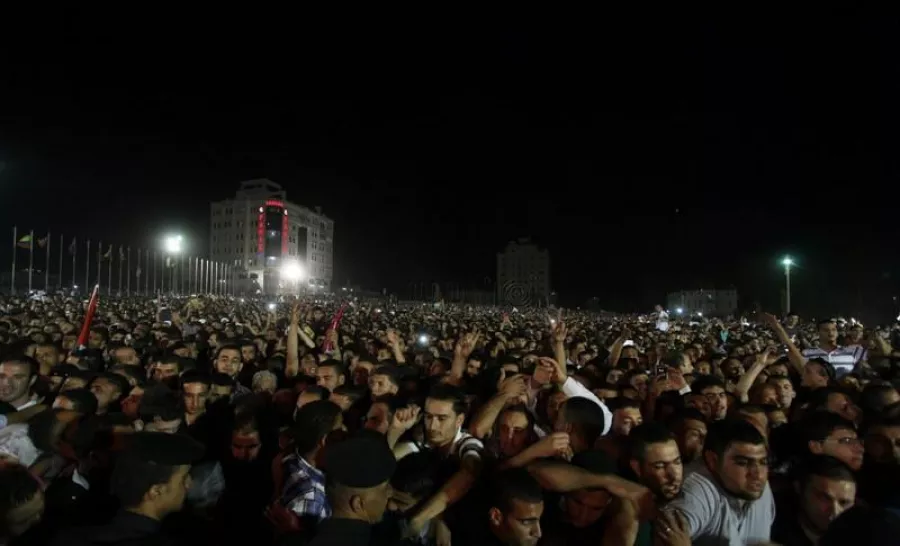 الفوضى والزحام يوقفان أولى حفلات عساف في فلسطين | مجلة سيدتي