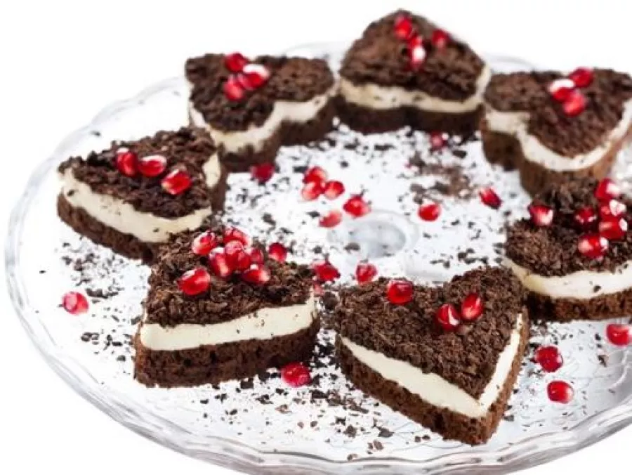 إبدئي تحضيراتكِ ليوم الحب مع كيك الرمّان المميز | مجلة سيدتي